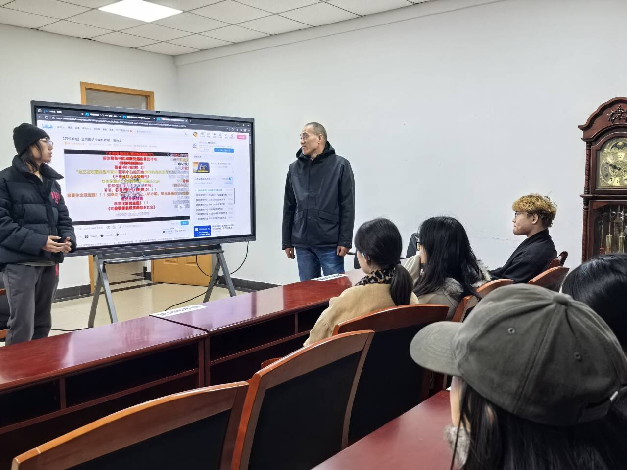 学院关工委老同志助力学生社团点燃科技梦想